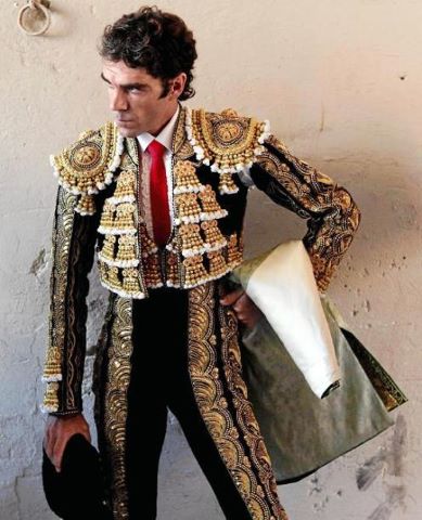 DE CATAFALCO Y ORO: La resurrección de un Traje de Luces