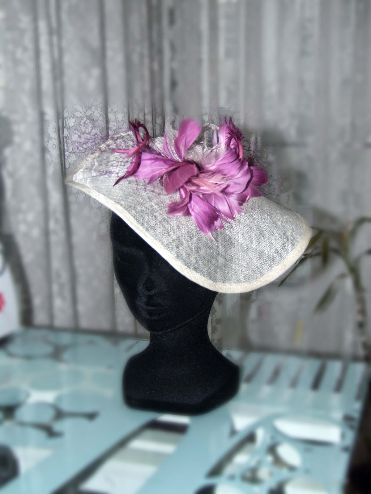 diseño de tocados y pamelas: Tacado estilo pamela en blanco roto y ...