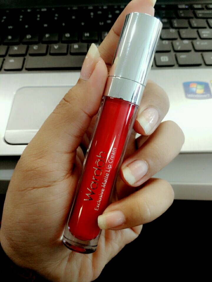 Review Wardah Exclusive Matte Lip Cream Feeling Red No. 06 - Between ...