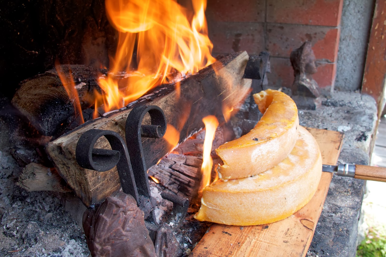 avec vi: Traditional Raclette in the French Alps