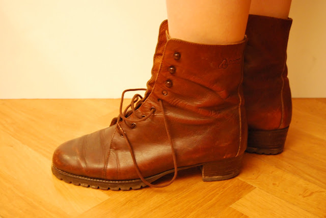 C I E L M O N P L A C A R D !: Godillots en cuir marron vintage T.37
