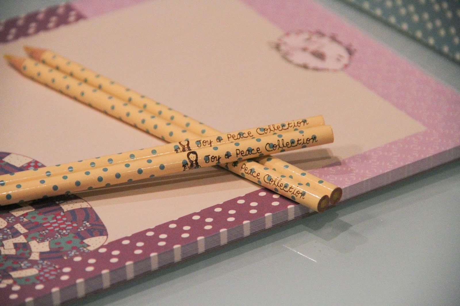 Joy Paper: Papel de Carta Joy Paper é cheio de charme e elegância.