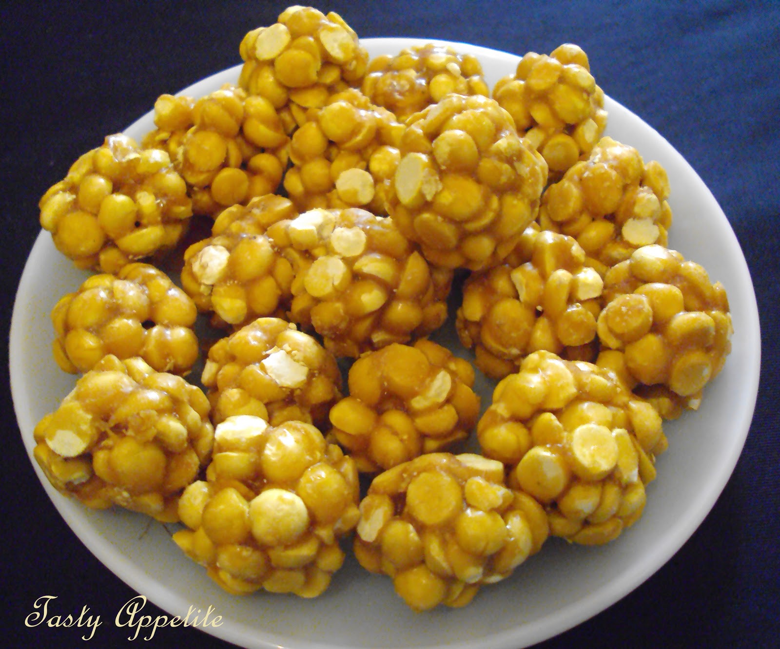 beverage / food sipz: Roasted Gram Jaggery Ladoo: ( Fried gram dal ...