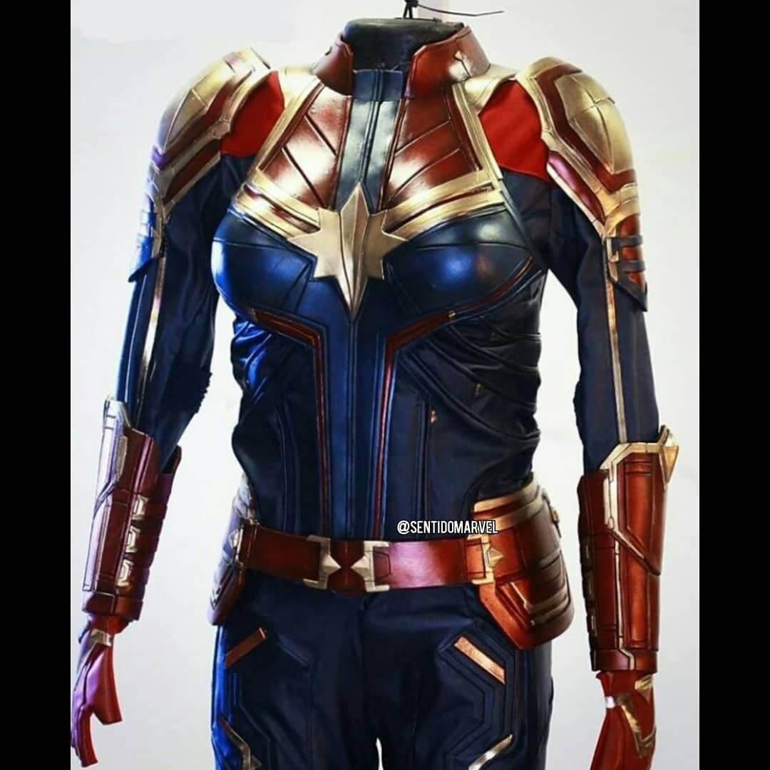Confira imagens dos DOIS uniformes usados pela Capitã Marvel em ...