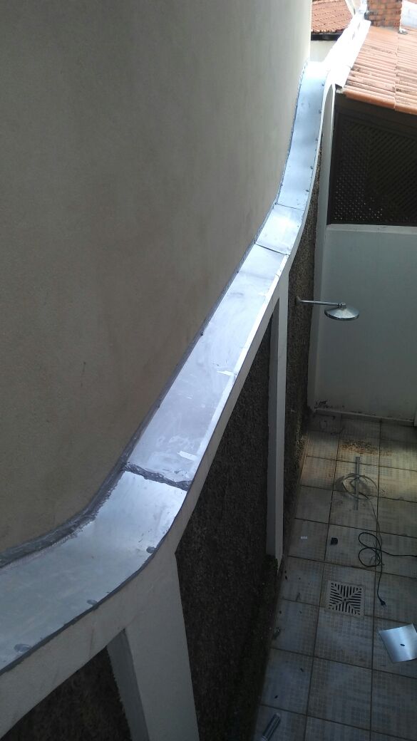 Artmetais Calhas e Telhados: Rufos de muros de divisas com Vizinhos