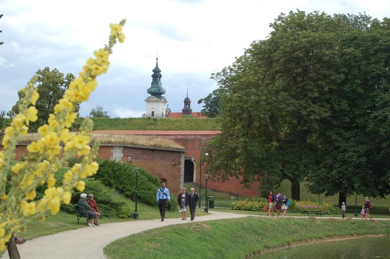 I tu i tam....Y aqui y alla: Grobowiec-piramida, ruina zamku i Perła ...
