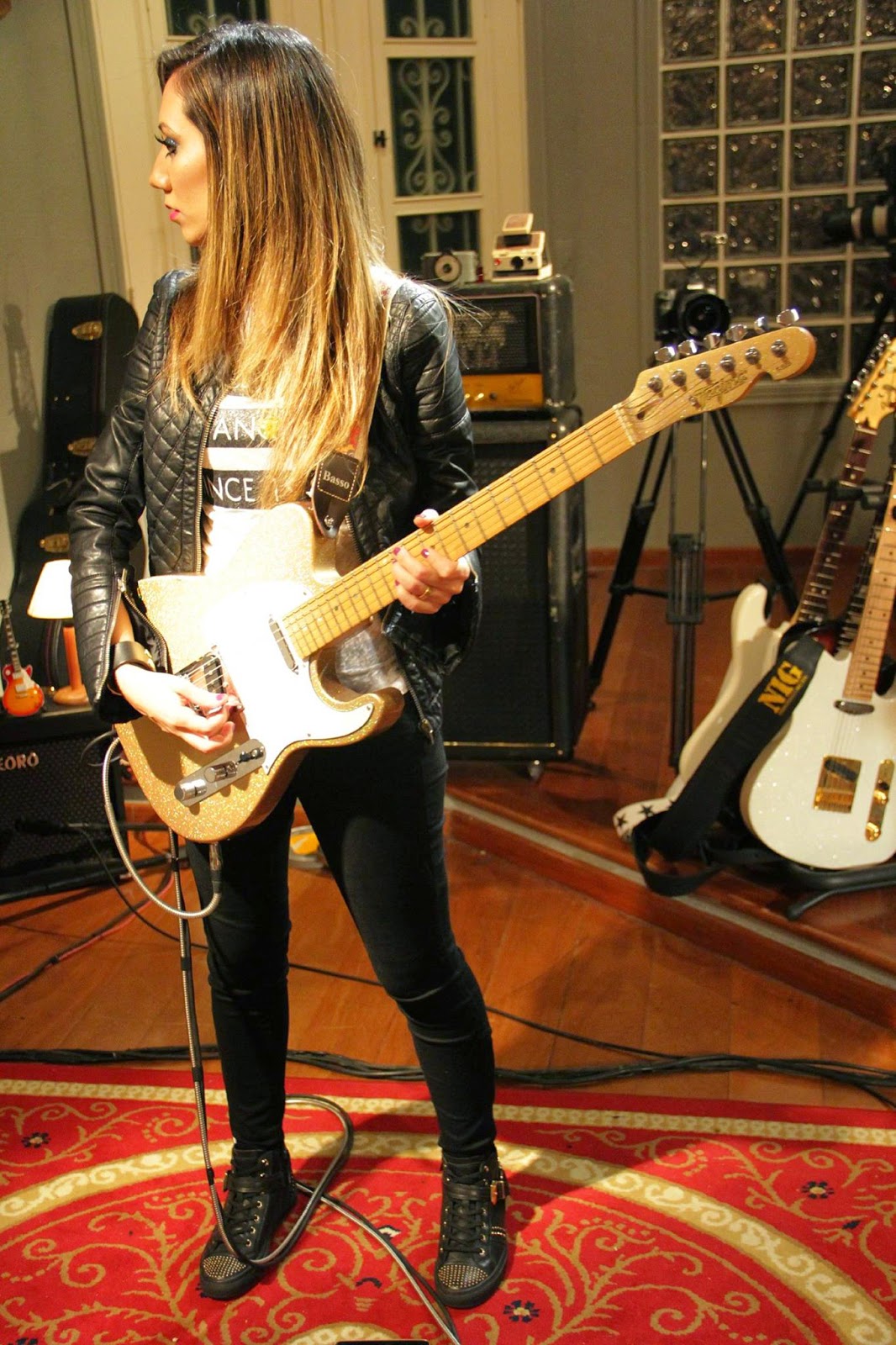 Lari Basílio: Teaser 2 NIG Strings girl ready for the new album