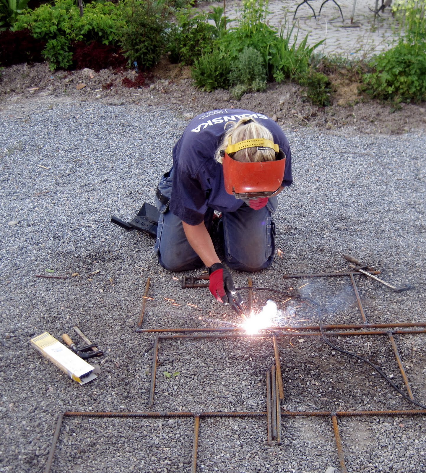 En Trädgårdsälskares betraktelser: Fia svetsar...