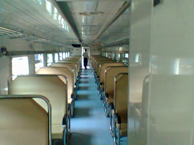 Kereta Api Indonesia: Interior Kereta Api Majapahit Ekspress (Ekonomi AC)