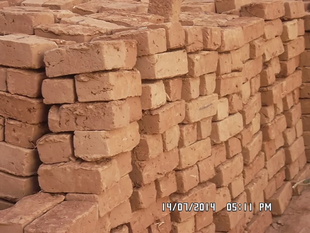 MadaVoute Antsirabe Madagascar: Briques en terre crues