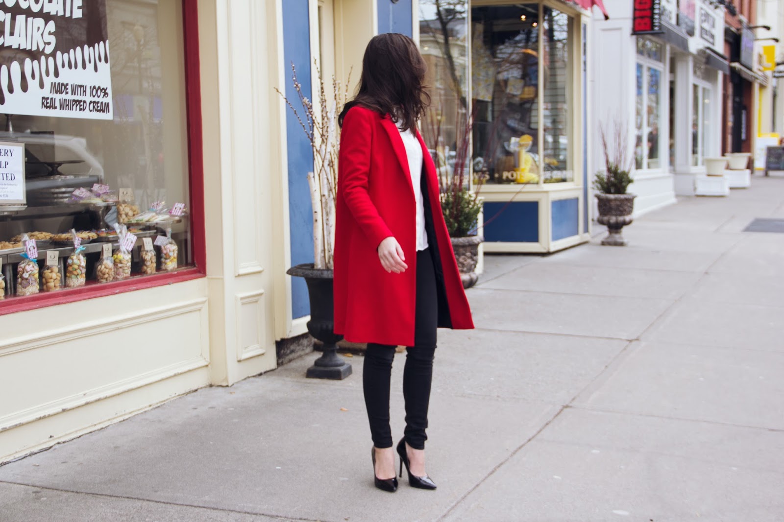 Bright Red Coat | Carolina Pinglo
