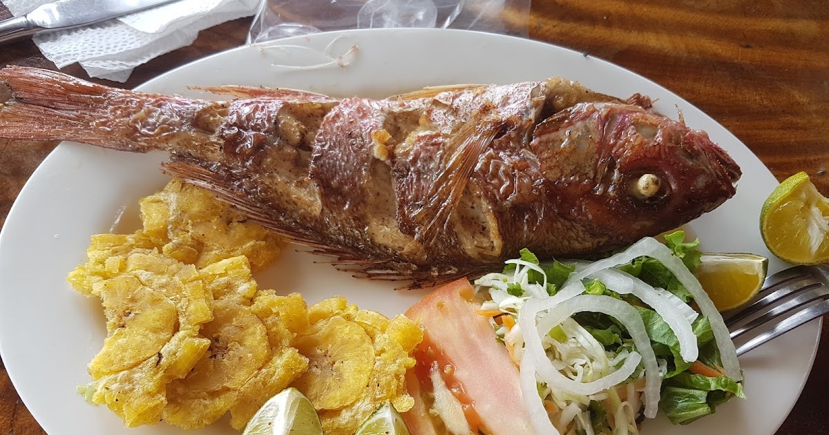 Pescado Marlen Rojo con patacones y ensalada.