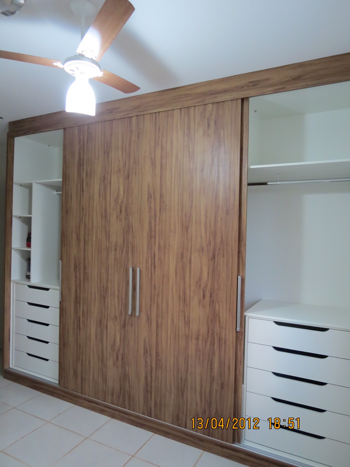 Marcenaria Arantes.: Armário em mdf, Branco TX e Amêndola rústica