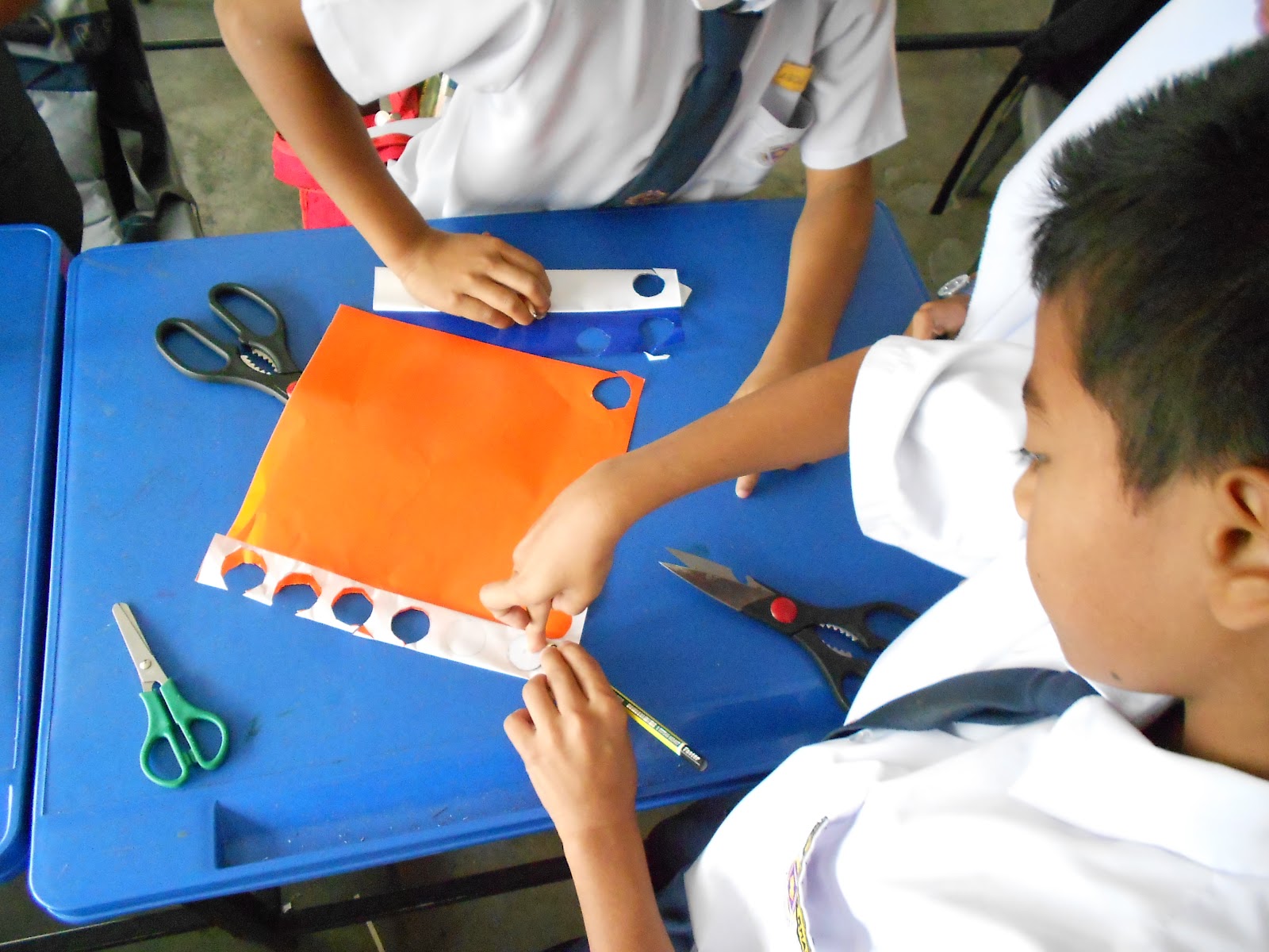 -n.S.v-: Corak Terancang - Susunan Dam, Teknik Kolaj