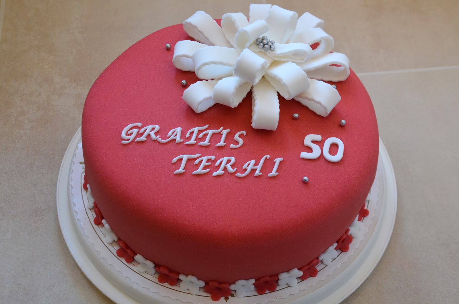 Tårtmakartösen: 50-års tårta i rött och vitt