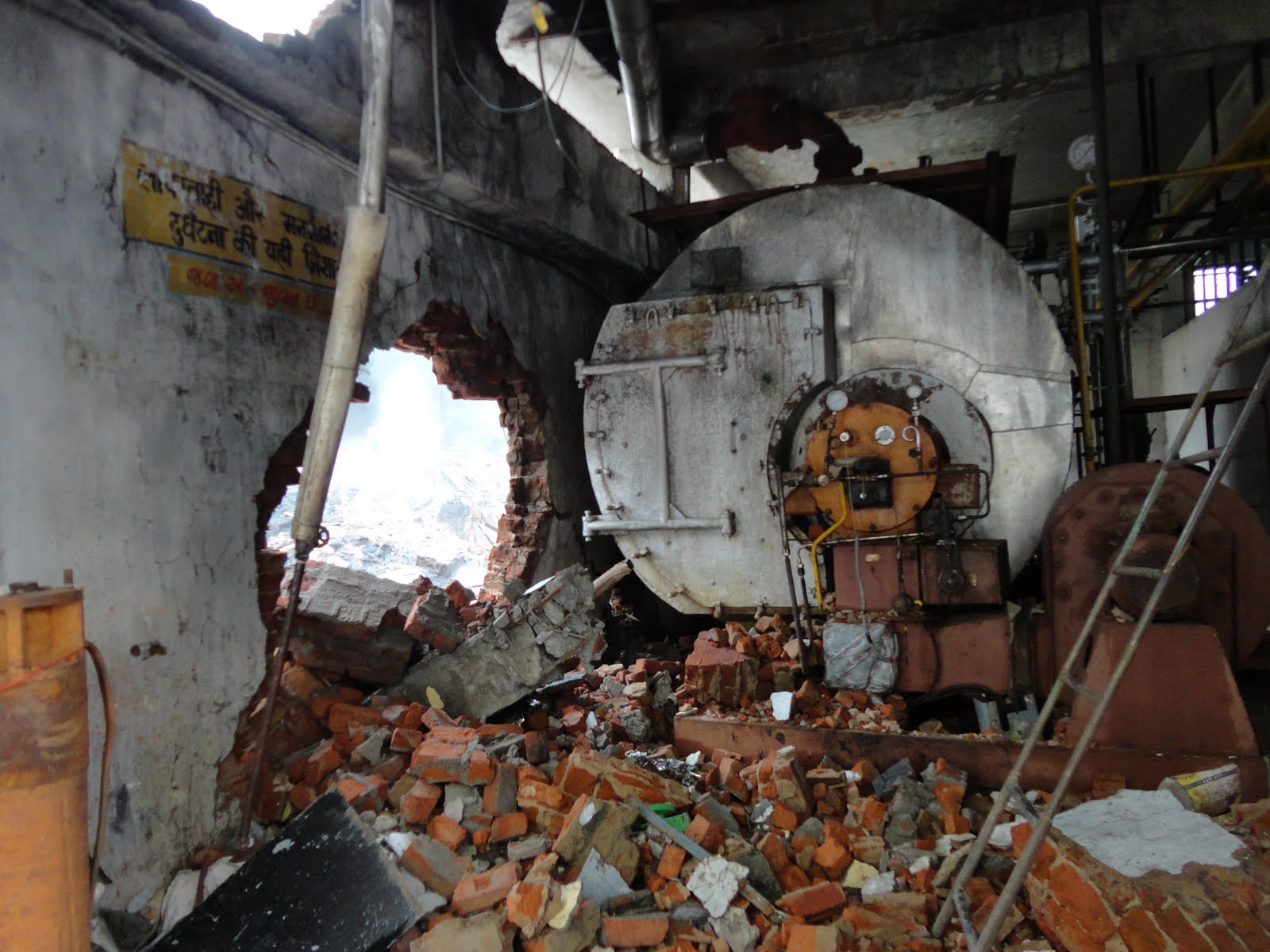 PROCESS SAFETY MANAGEMENT INDIA: Pictures of the boiler gas explosion