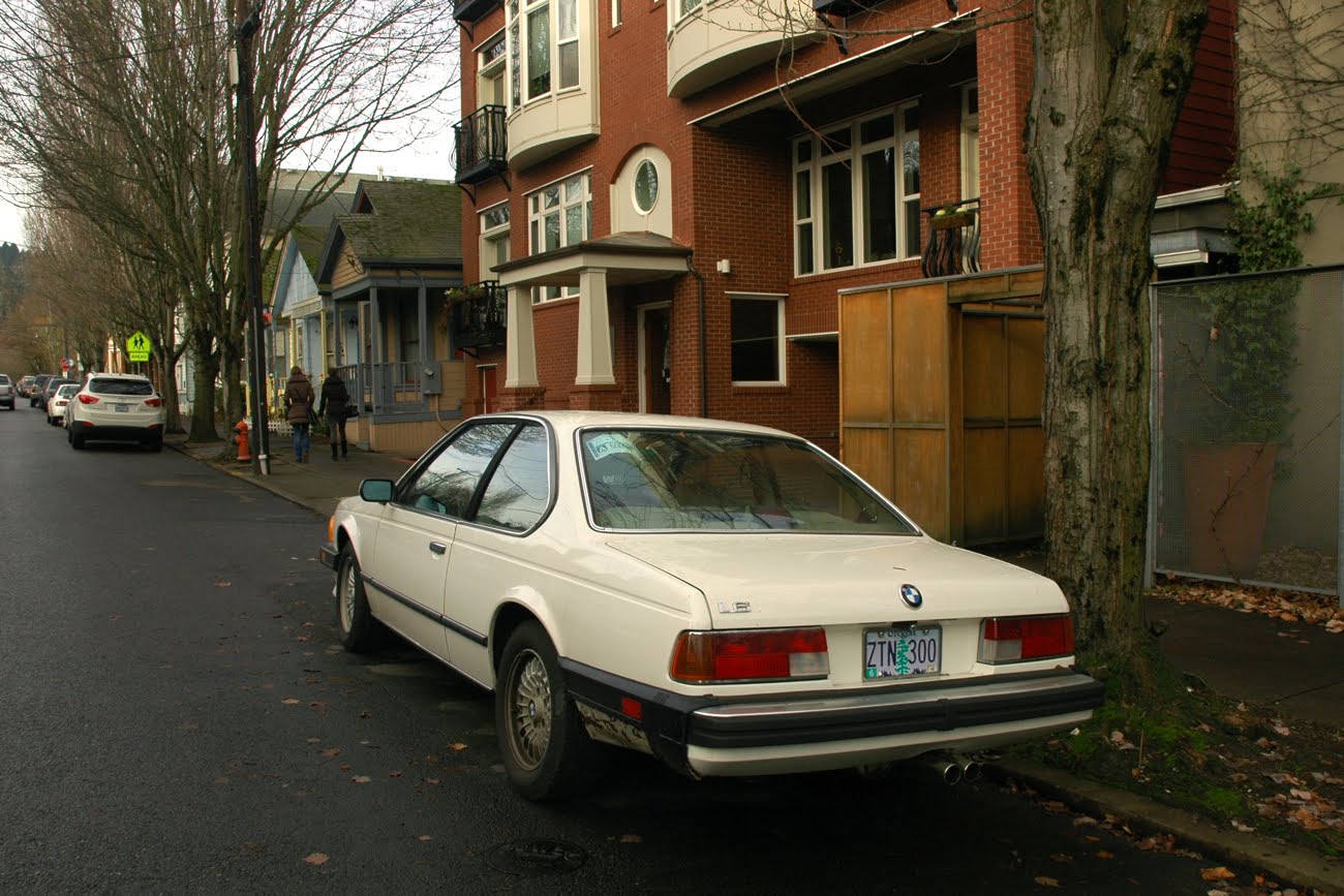OLD PARKED CARS.: 1987 BMW L6.