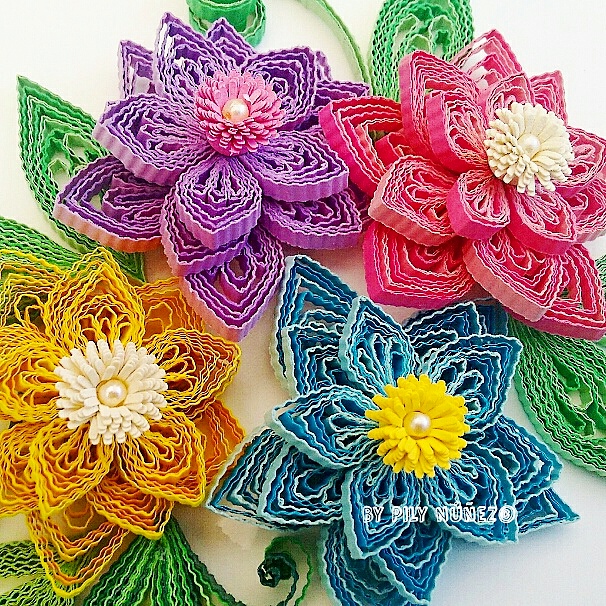 Flores en filigrana en papel / Flowers in quilling (by Pily Núñez)