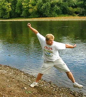 JUGUETES PARA TODOS: A LOS NIÑOS LES GUSTA TIRAR PIEDRAS AL RÍO ...