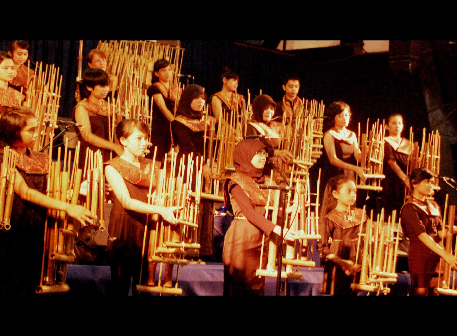 Gambar Angklung Alat Musik Tradisional Jawa Barat Gambar Pertunjukan ...