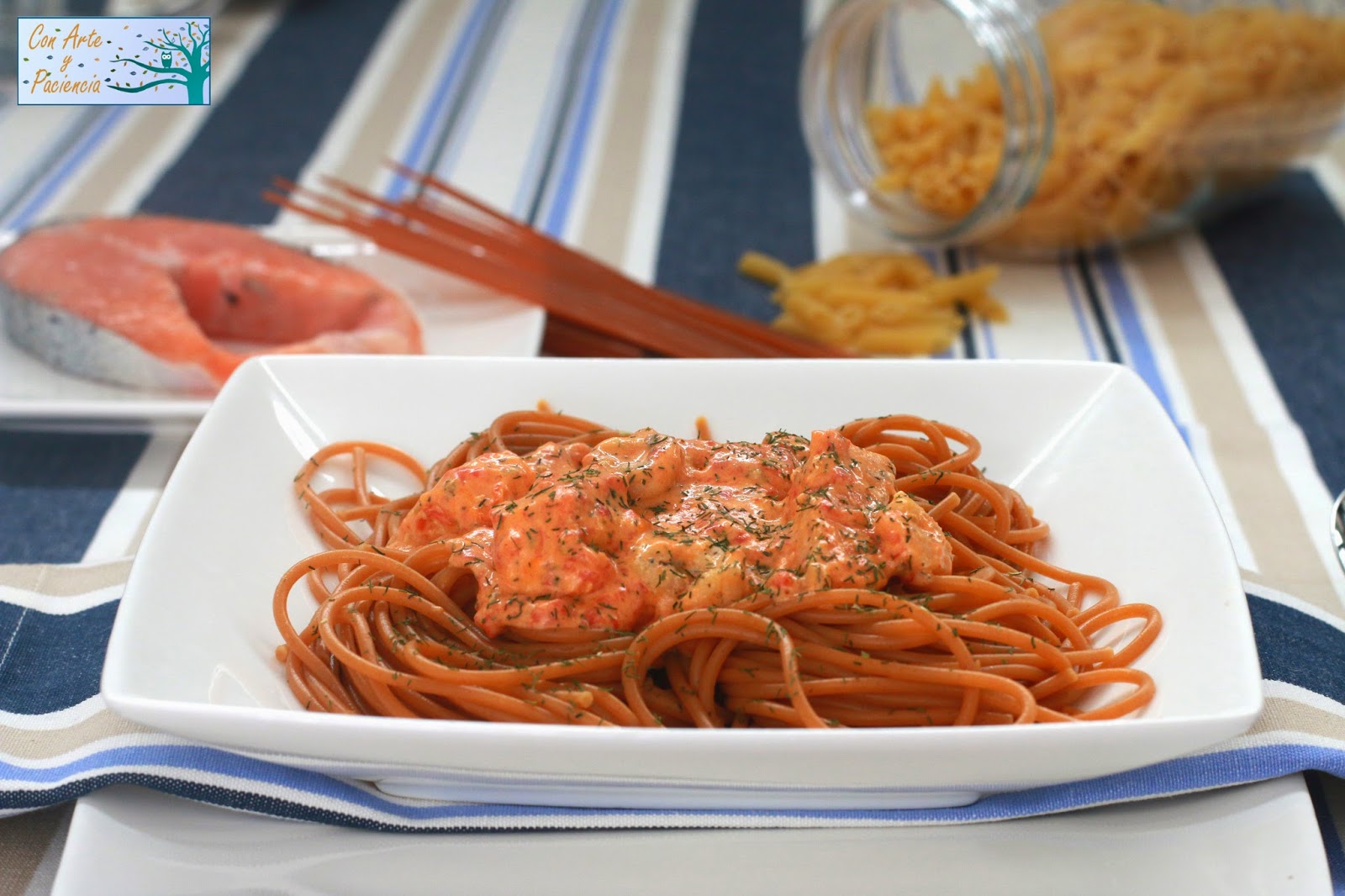 Ante Todo Con Arte y Paciencia: Espaguetis rojos con salmón y gambas