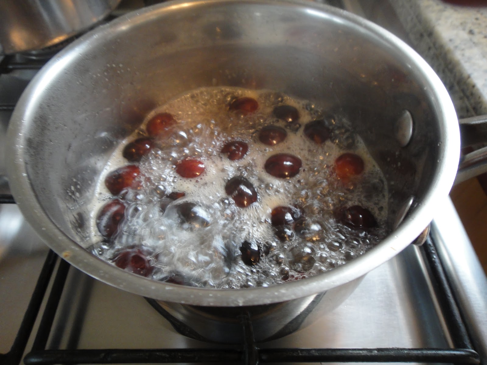 come-se: Cereja-de-joinville, murtinha, cambuí-roxo