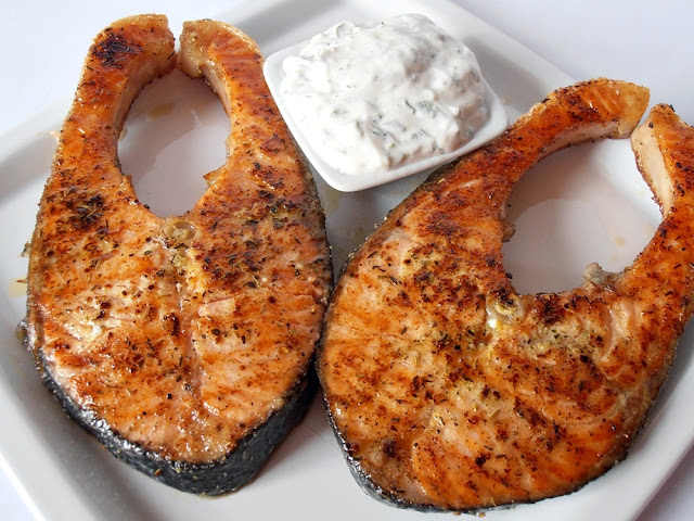 Somon pe grill cu sos de iaurt - CAIETUL CU RETETE