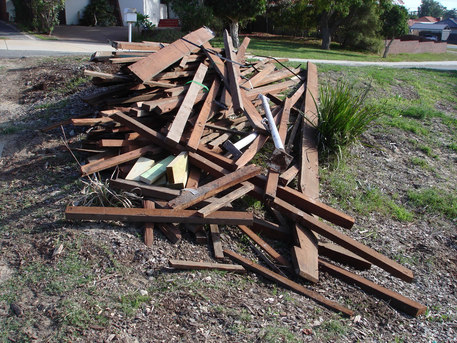 Jarrah Jungle: Roof Construction (Almost) Finished