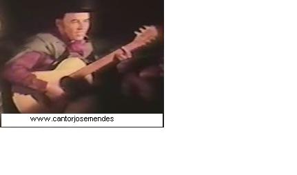 WWW.CANTORJOSÉMENDES(MEMÓRIA GAÚCHA): Gaúcho José Mendes tocando violão