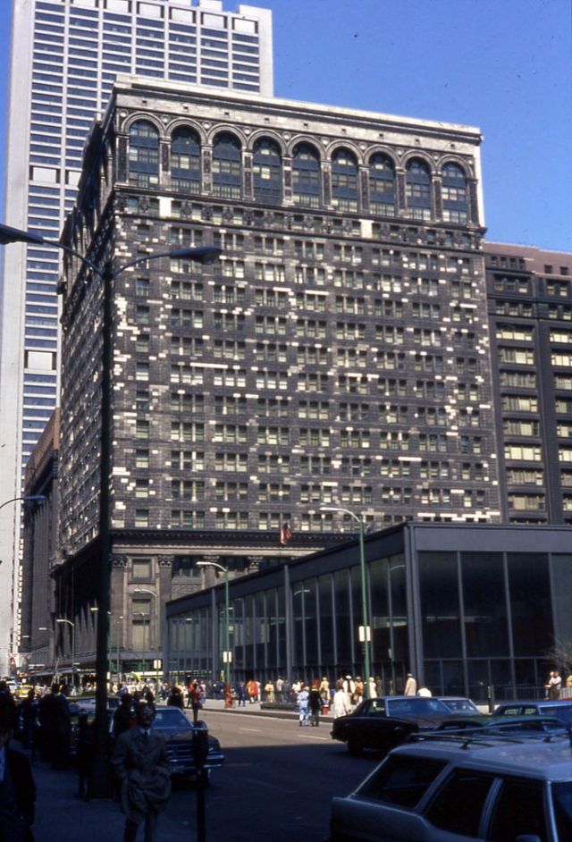 56 Fascinating Photos That Capture Street Scenes of Chicago in the ...