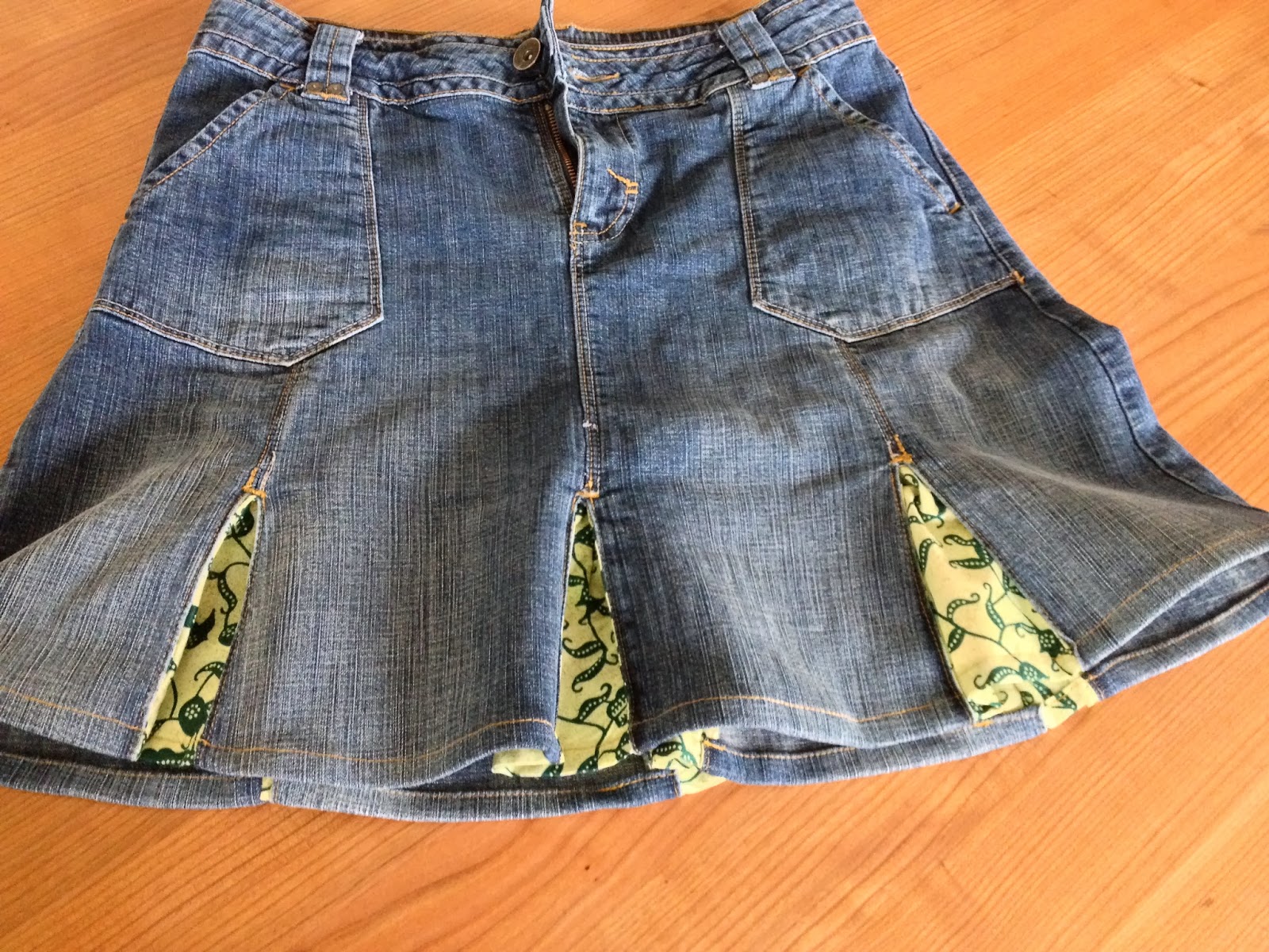 Comment customiser une jupe en jeans / How to upcycle a plain jeans skirt