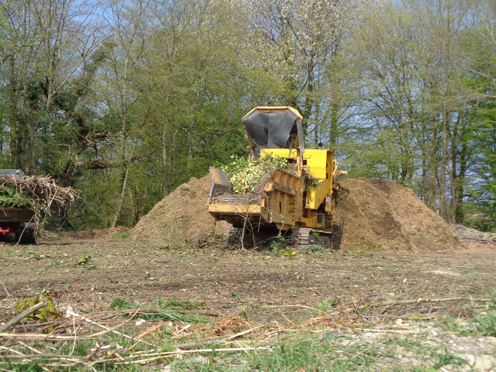 La ferme du grand pré: Broyage de déchets verts en vue de co-compostage
