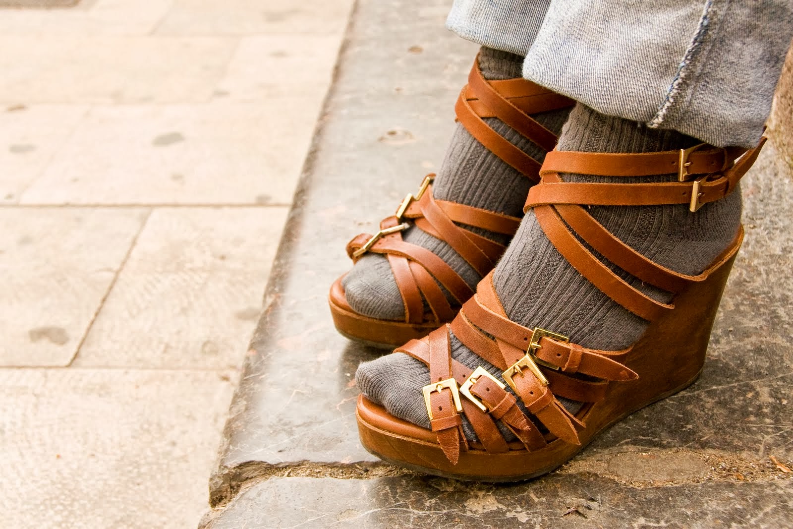 Calcetines con sandalias de tacón, un tema que da mucho de qué hablar ...