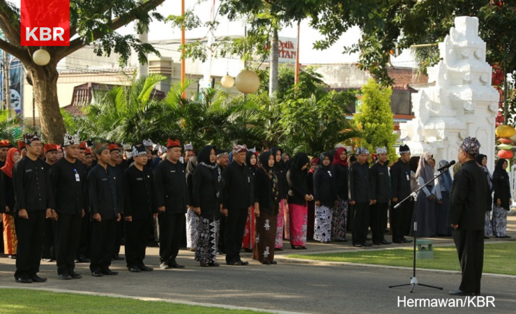 KEREN, BAJU ADAT SUKU OSING JADI PAKAIAN DINAS BANYUWANGI