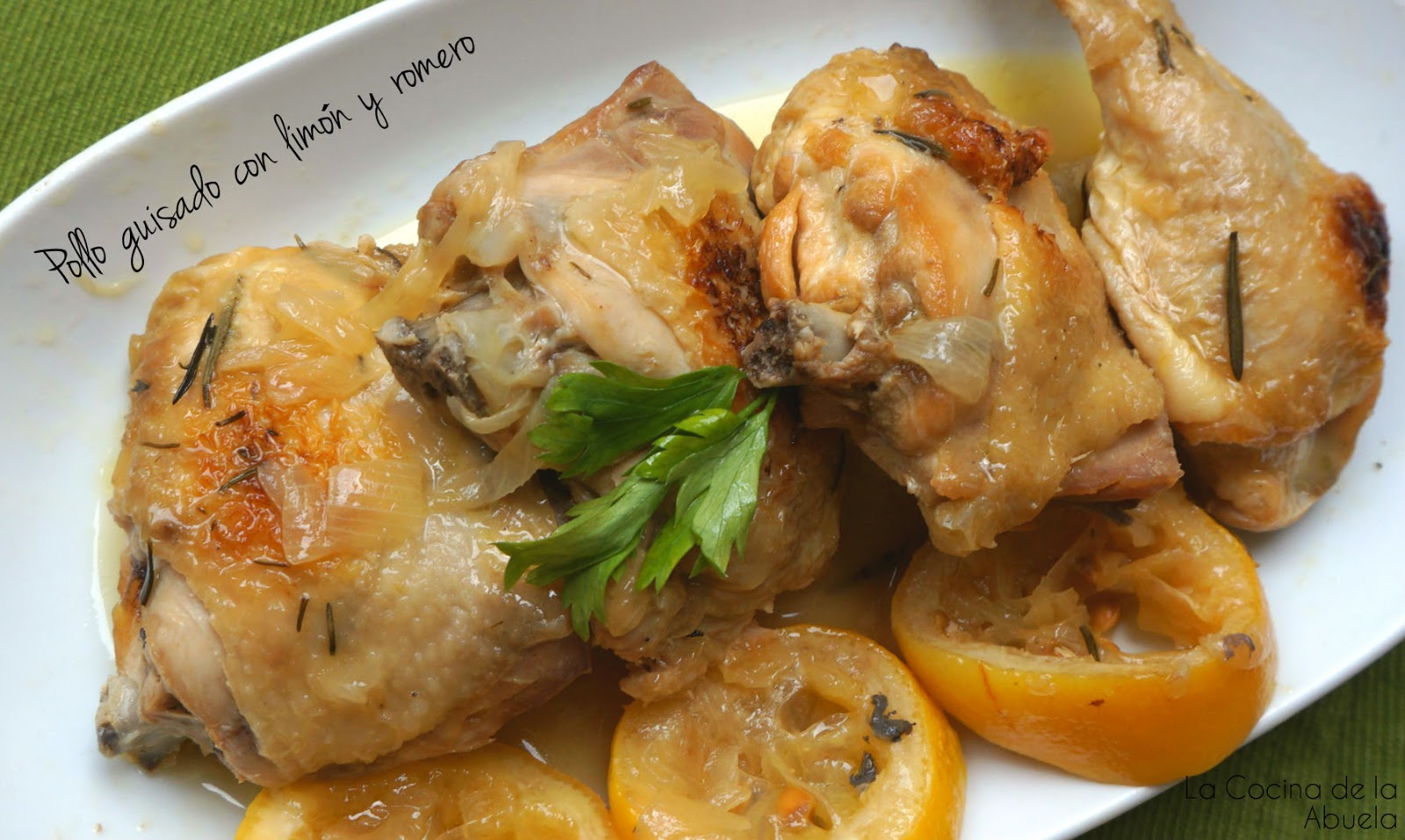 Pollo guisado con limón y romero.