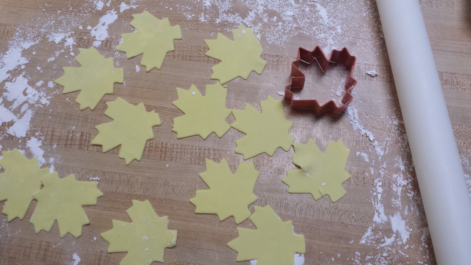 Cake Blog: Maine Maple Leaves... Made out of Fondant!