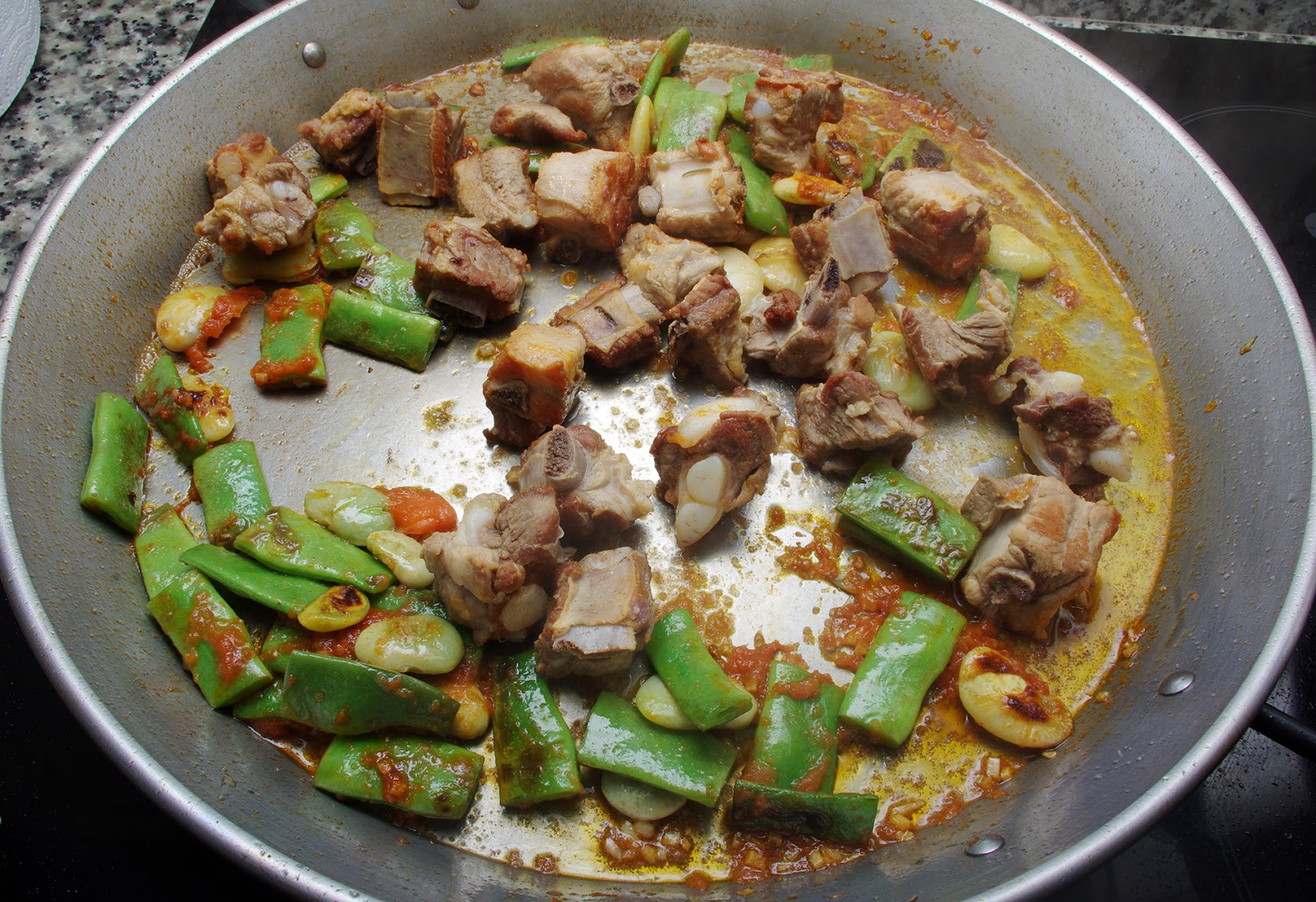Fentdetutto: Arroz seco de costillas, alcachofas y verdura de paella