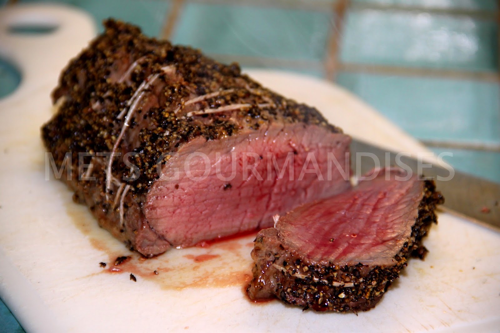 Mets Gourmandises : Filet de boeuf et sa croûte de poivre concassé.