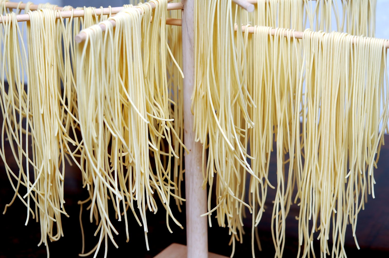 DRYING OUT HOMEMADE GLUTEN FREE SPAGHETTI - Hugs and Cookies XOXO