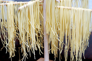 DRYING OUT HOMEMADE GLUTEN FREE SPAGHETTI - Hugs and Cookies XOXO