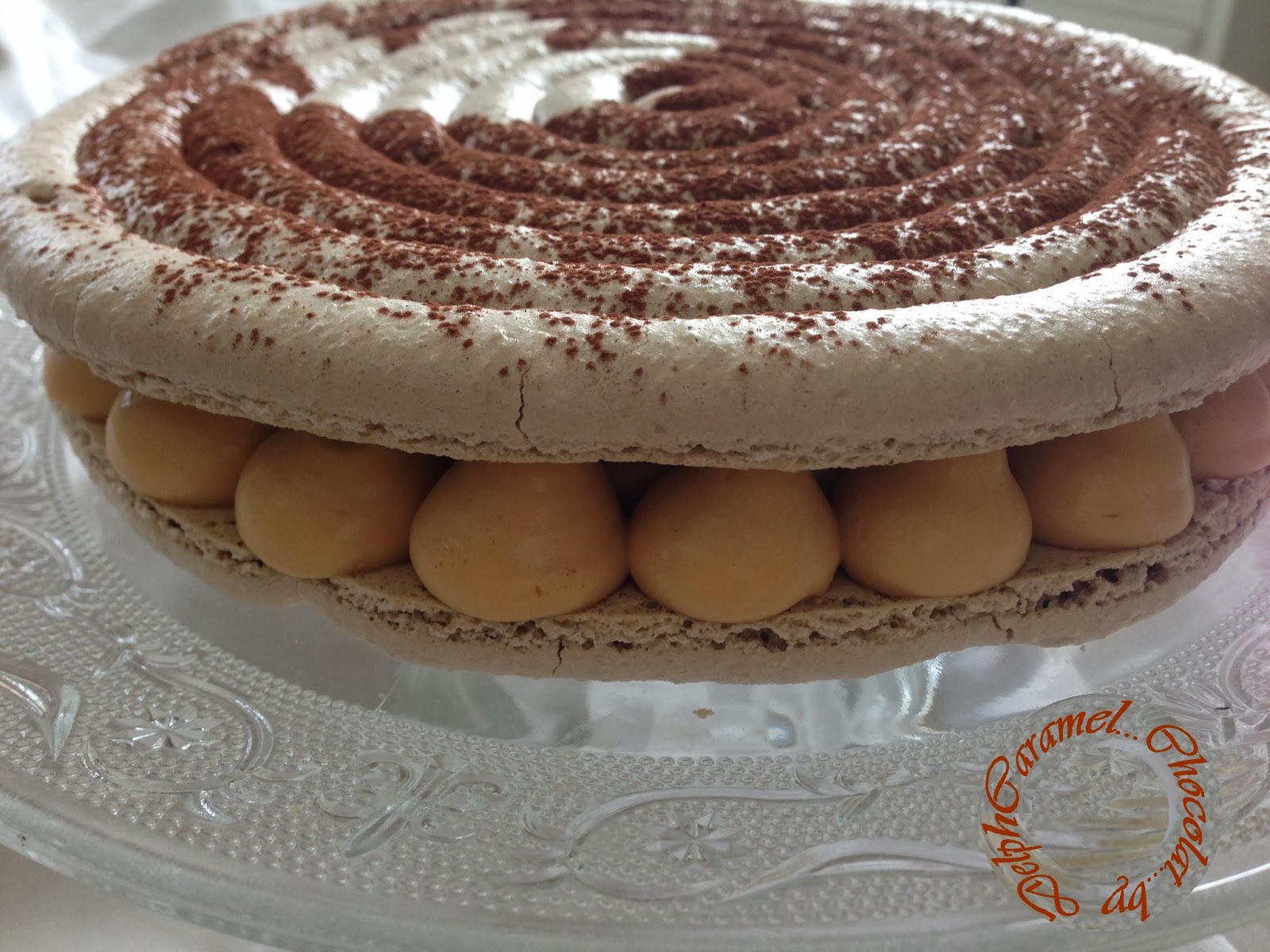 Macaron géant caramel et poires caramélisées