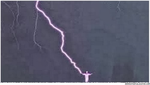 Foto Menakjubkan Patung Jesus di Brazil di Panah Petir - Gaban Comel