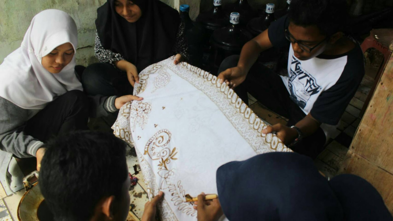 PROSES MEMBATIK (BATIK TULIS)