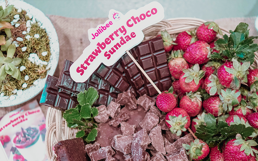 Indulgence In One Treat | The New Jollibee Strawberry Choco Sundae ...