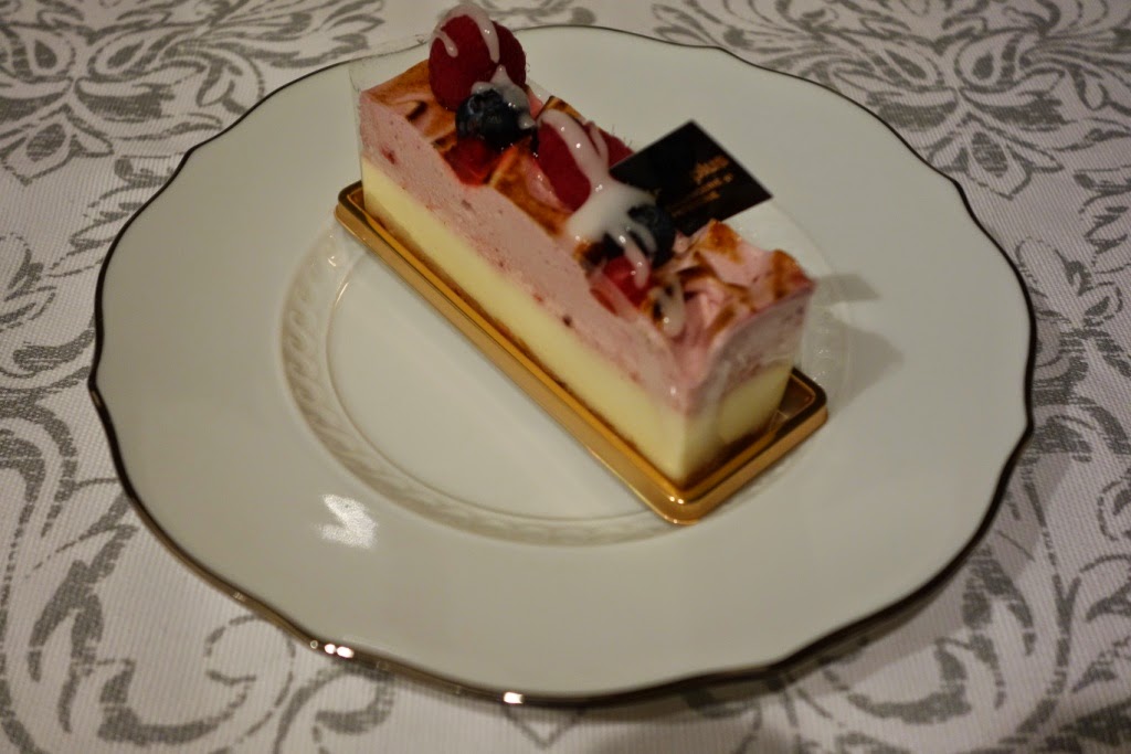 My eating life in Tokyo: Nice oblong cakes of KOBE KITANO HOTEL