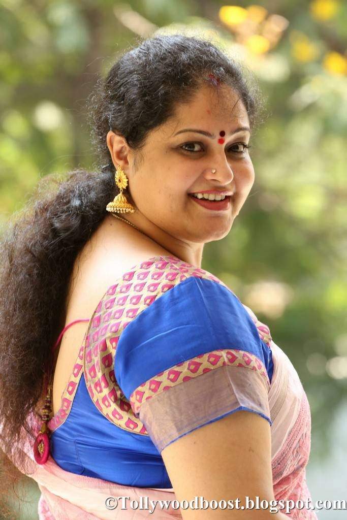 Telugu Actress Raasi Stills In Pink Saree At Movie Interview ...