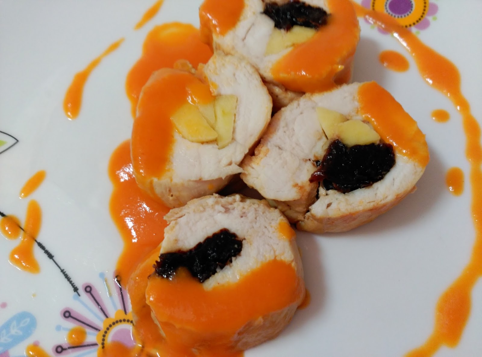 Pollo enrollado con salsa