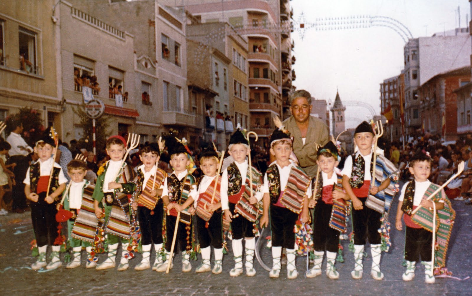 VILLENA CUÉNTAME: 1970 COMPARSA MASEROS "INFANTILES"