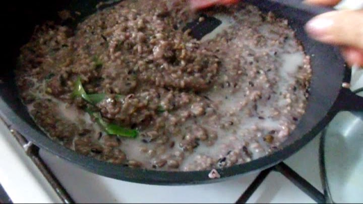 Tagalog Kitchen: How To make Rice Cake..Biko na Pirurutong