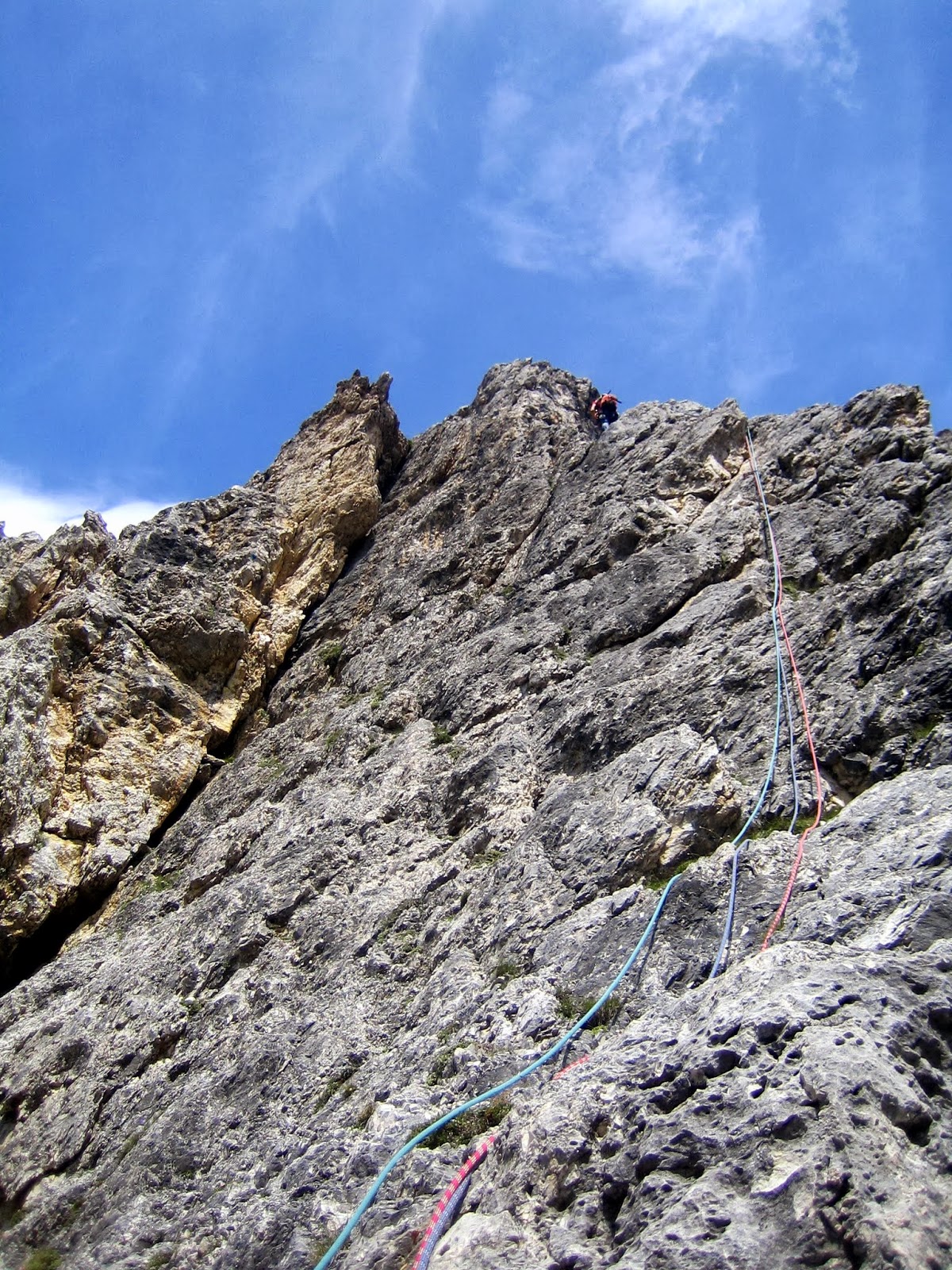 TRINI Y SALVA: Spigolo Alpini a la Pirámide del Col dei Bos, 2.400 m.